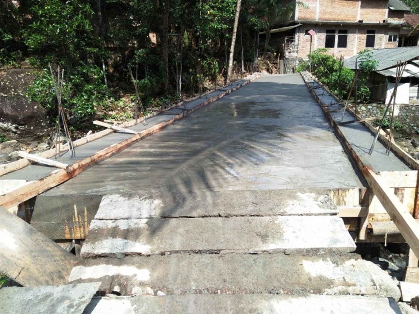 Pembangunan Jembatan Plat Beton RT. 11 - 27 Ngrampal Desa Bangun ...