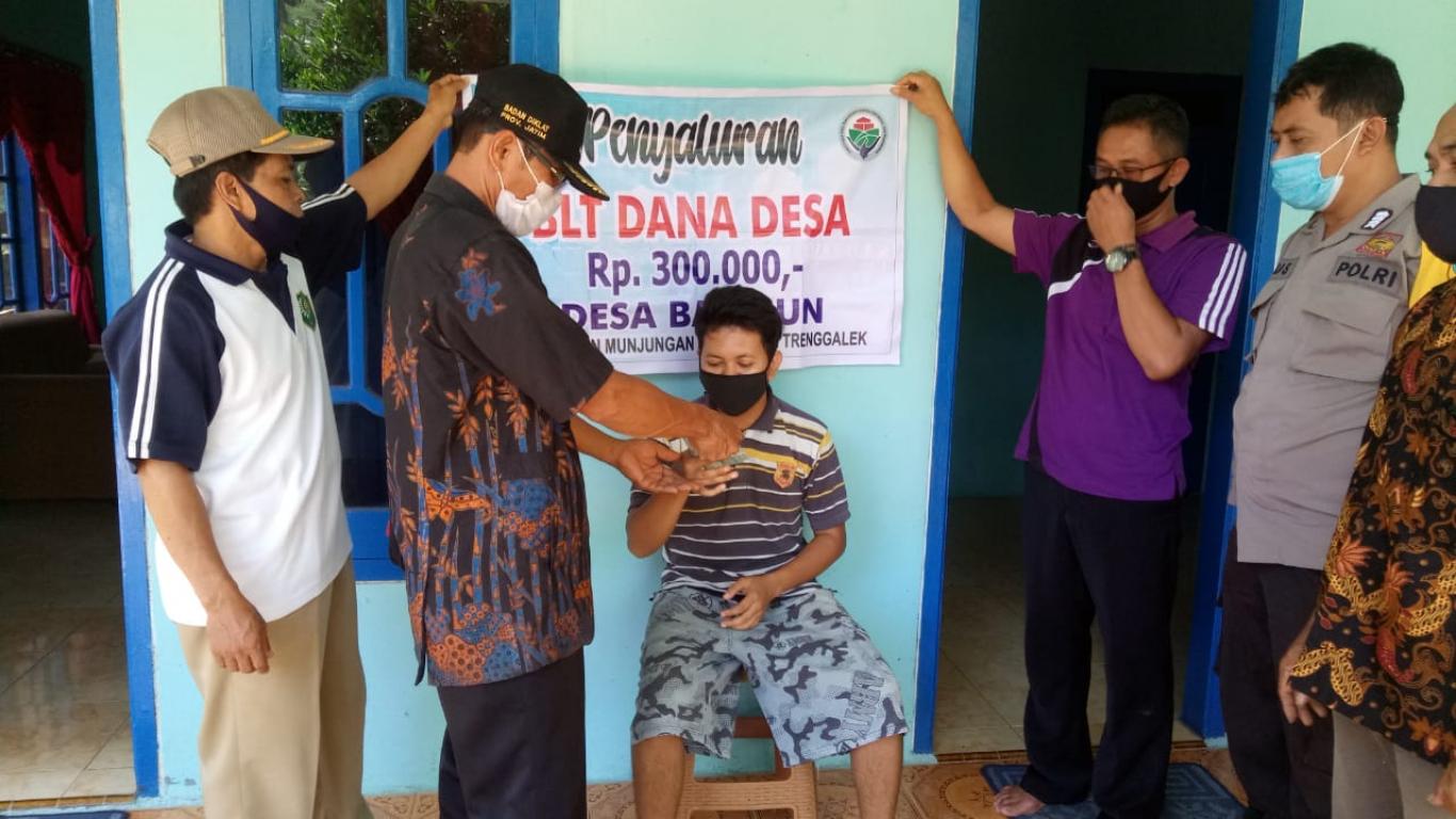 PENYALURAN BLT DD DESA BANGUN TAHAP 7 - Website Desa BANGUN